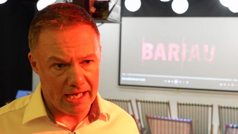Trafferthion S4C yn 'arfogi pobl sydd am waed y sianel' - BBC Cymru Fyw