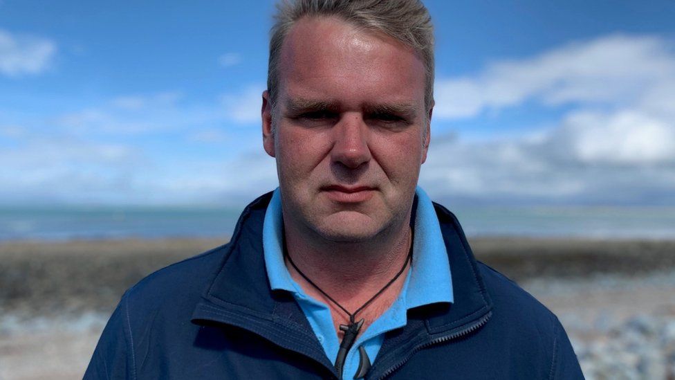 'Amser anghywir' i godi treth newydd ar ymwelwyr - BBC Cymru Fyw