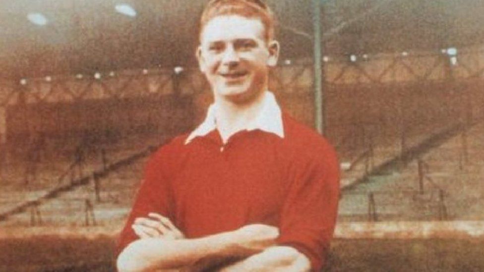 George Camsell: Statue unveiled of Middlesbrough top goal-scorer - BBC News