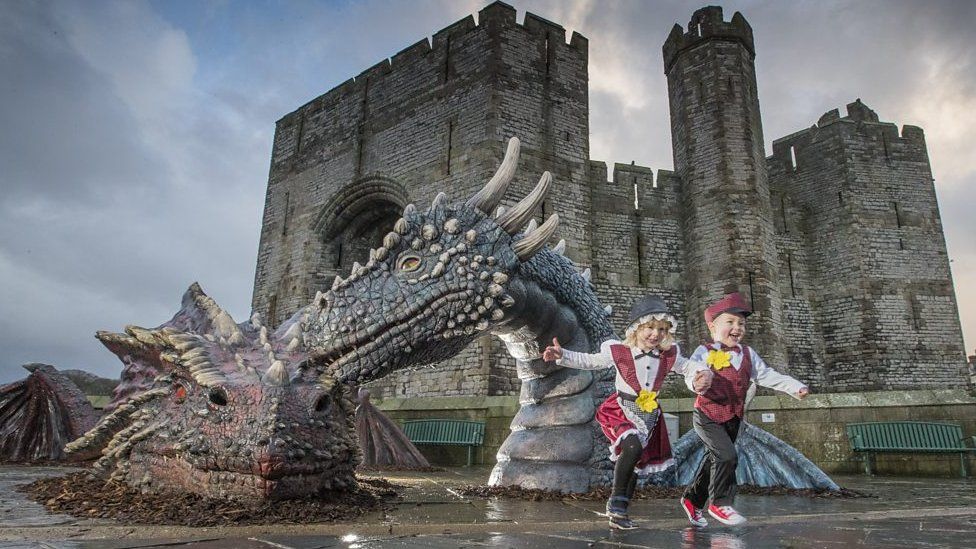 St David's Day dragons arrive at Caernarfon Castle - BBC News