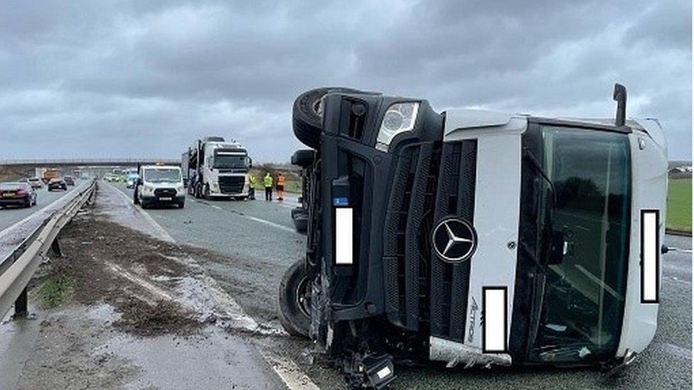 Storm Eunice: M56 shut as lorry overturns in high winds - BBC News