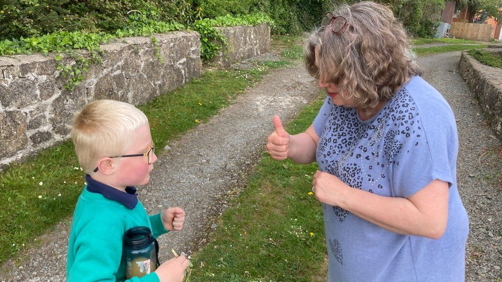 Makaton helps autistic boy Alex, 6, to communicate - BBC News