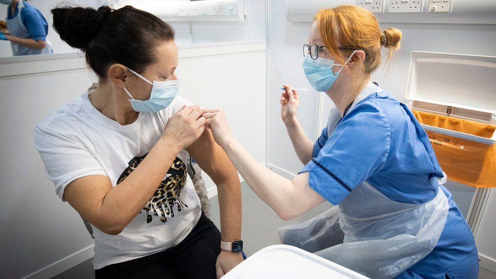 Covid vaccinators highlight 'injustice' over pay - BBC News