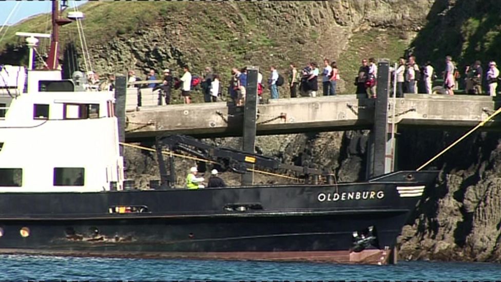 Lundy Island ferry rope handler Nick Perrin fatally crushed - BBC News