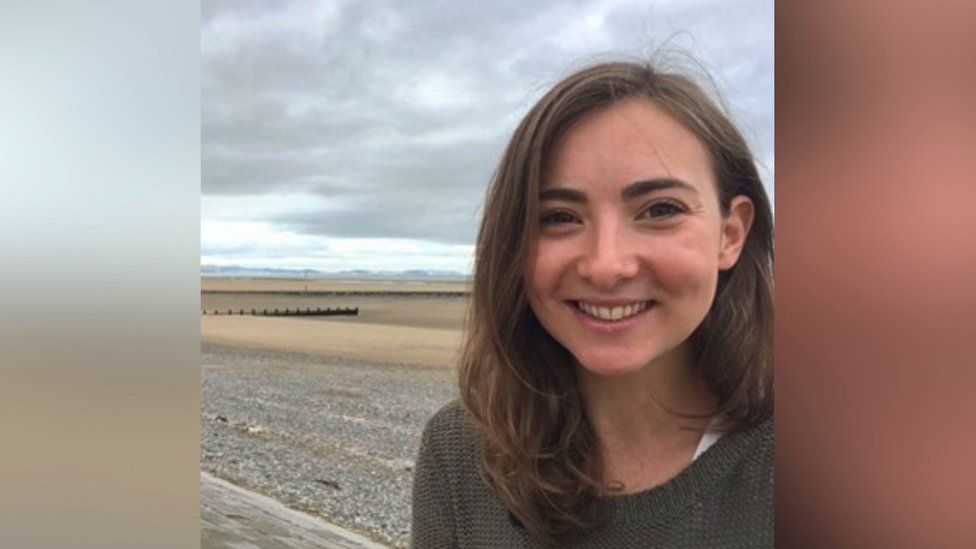 Pum munud gyda Bardd y Mis: Elen Ifan - BBC Cymru Fyw