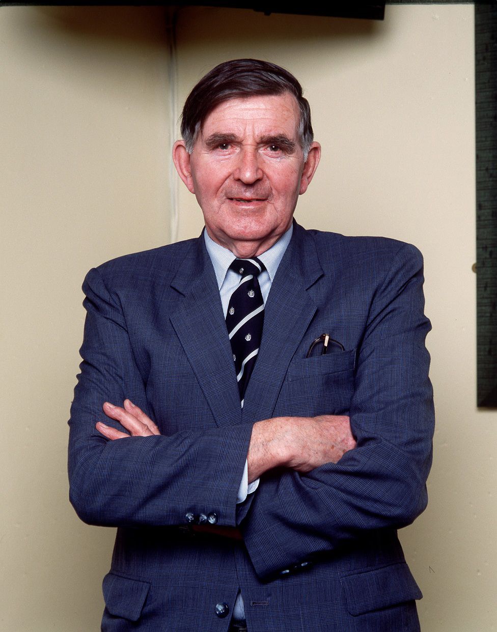 Bill McLaren: Tribute to mark centenary of 'voice of rugby' - BBC News