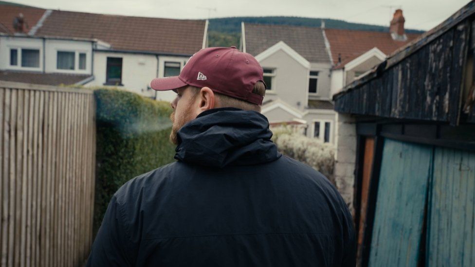 'Haws cael y cyffur crac na thecawê,' medd un cyn-ddefnyddiwr - BBC ...