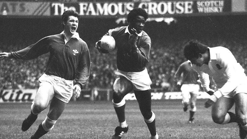 'Cywilydd rygbi Cymru': Gadael mamwlad i chwarae'r gêm - BBC Cymru Fyw