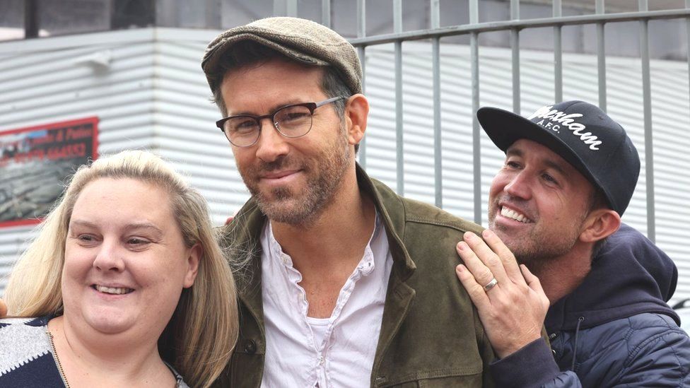 Gêm gyfartal i Wrecsam wrth i sêr Hollywood fynychu - BBC Cymru Fyw