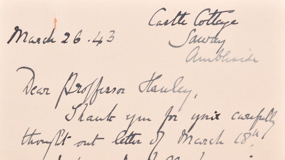 Beatrix Potter 'rare' letters sell for £10,000 - BBC News