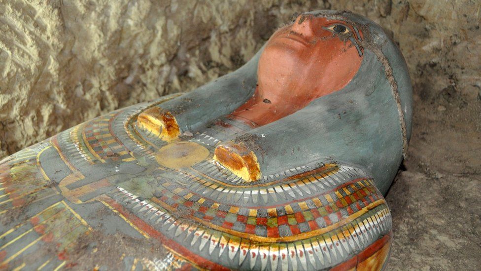 2,500-year-old mummy discovered in Egyptian tomb - BBC Newsround