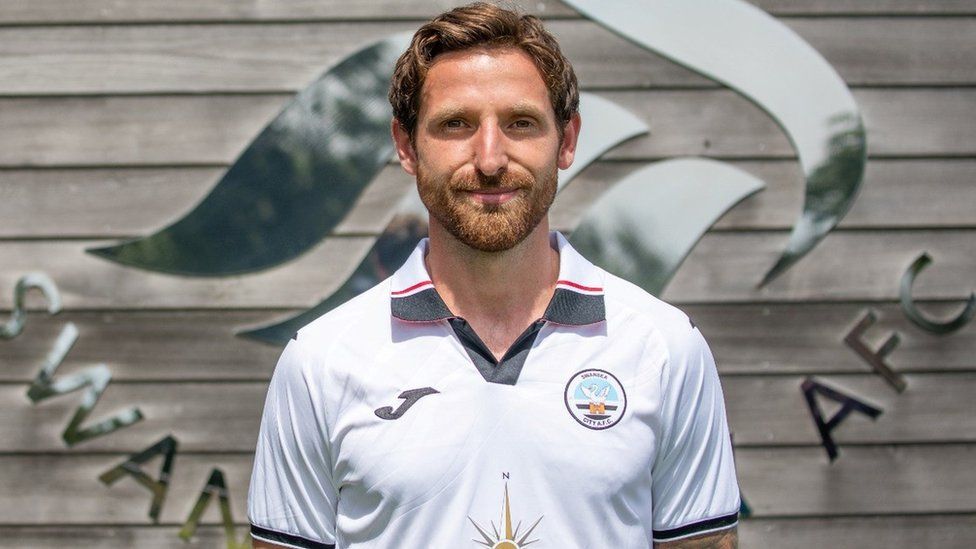 Joe Allen yn ailymuno ag Abertawe o Stoke - BBC Cymru Fyw