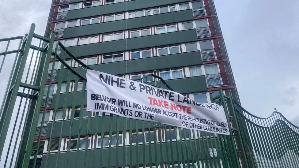 Belvoir: Police to assess paramilitary link to anti-migrant signs - BBC ...