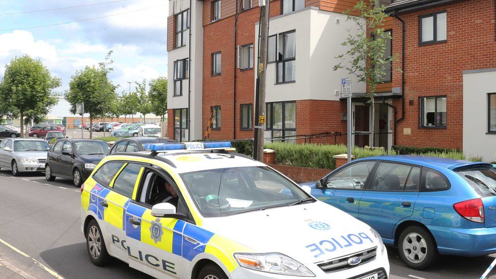 Sussex Police continue to hold Crawley stabbing suspects - BBC News
