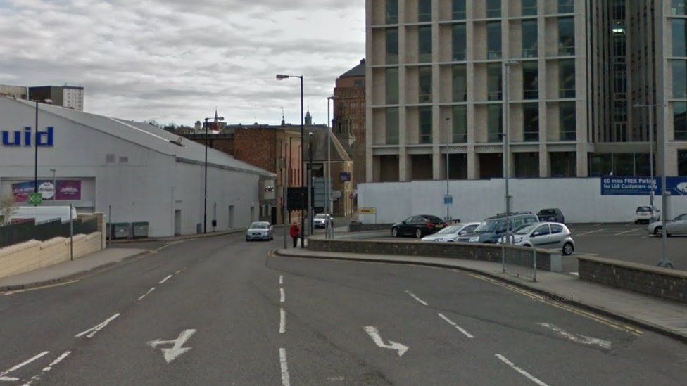 Pedestrian dies after being hit by car in Dundee - BBC News