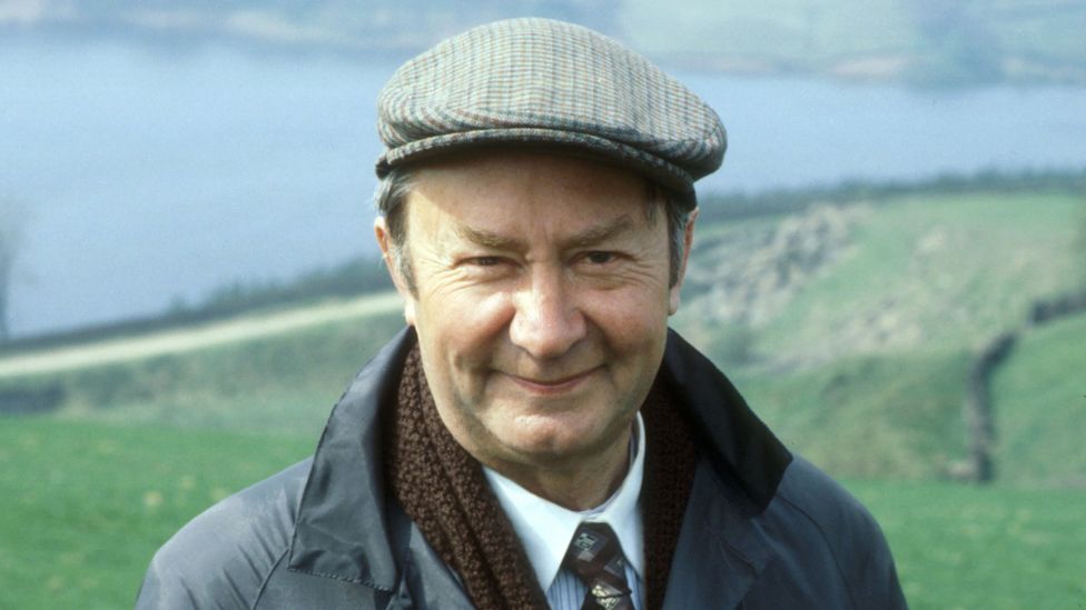 Peter Sallis: Wallace and Gromit actor dies aged 96 - BBC News