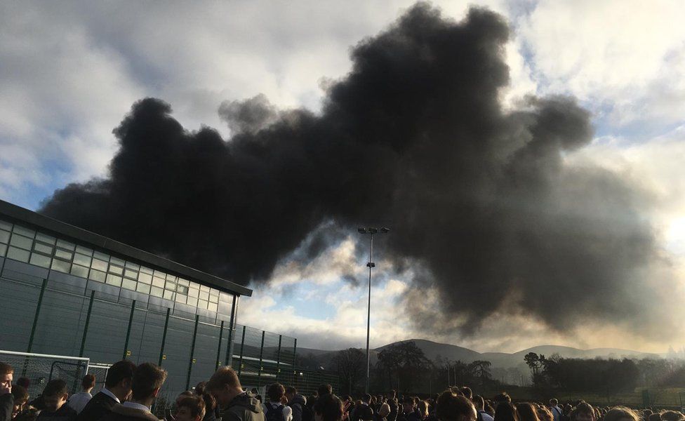 'Severe' fire forces Peebles High School closure - BBC News