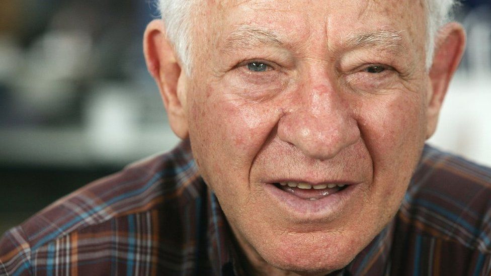 Warsaw Ghetto author Martin Gray dies aged 93 in Belgium - BBC News