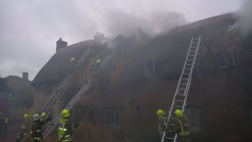 Fifty firefighters tackle Great Haseley thatch blaze - BBC News
