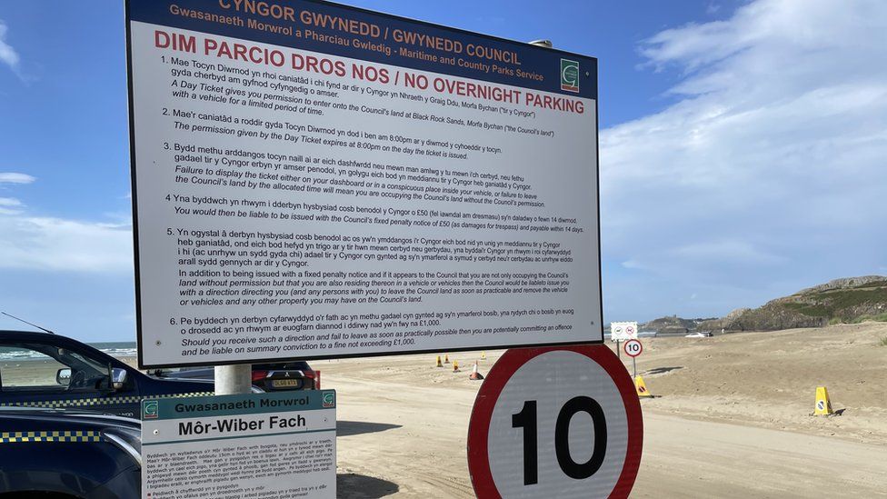 Morfa Bychan: Gwersyllwyr 'yn gwagio'u toiledau' ar dwyni tywod - BBC ...