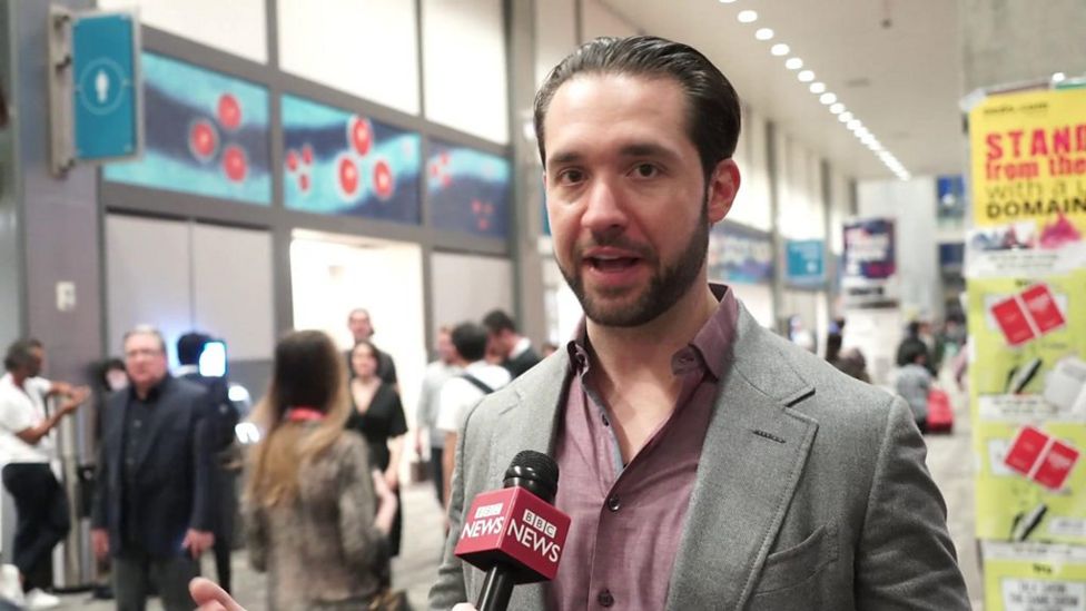 Reddit holds the secret to fixing Facebook - BBC News