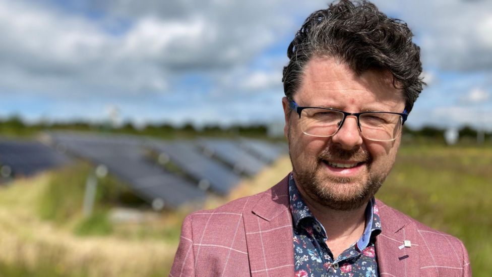 Angen mwy o ‘swyddi da’ i gadw pobl ifanc yn Ynys Môn - BBC Cymru Fyw