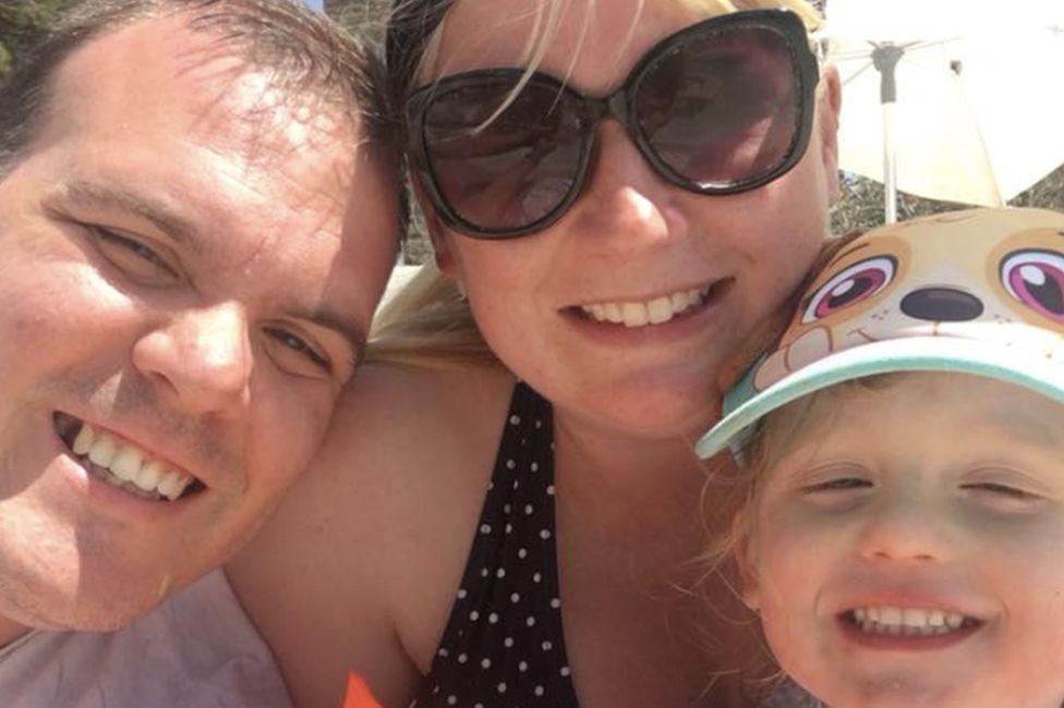 Parents get time off for children's first day of school - BBC News