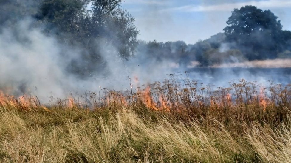 Roads reopened after fire at Corby Earlstrees Industrial Estate - BBC News
