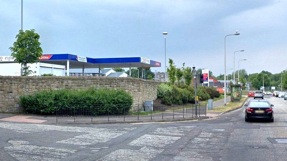 Men in suits sought over Musselburgh stabbing - BBC News