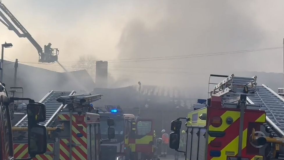 Fire crews battle major factory blaze in Stourbridge - BBC News