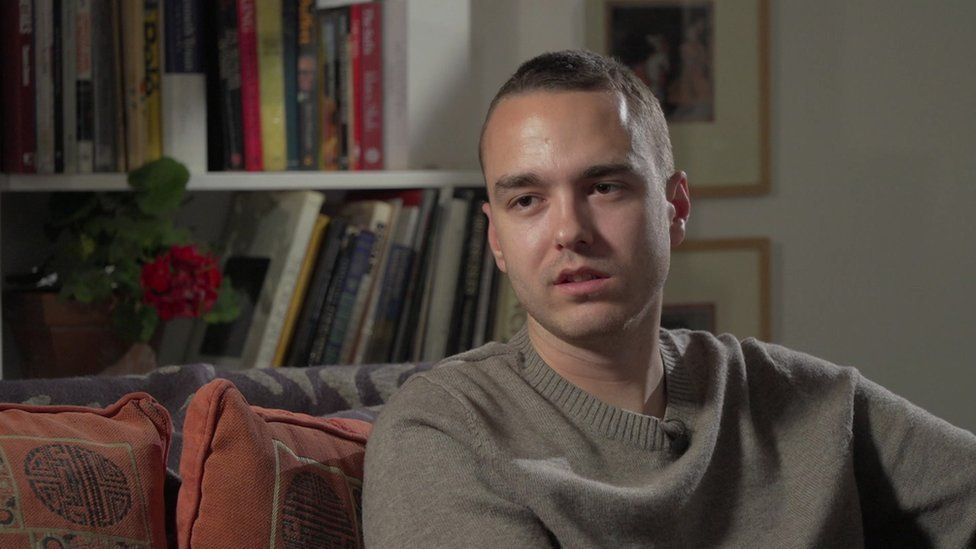 'My mum killed my dad with a hammer but I want her freed' - BBC News