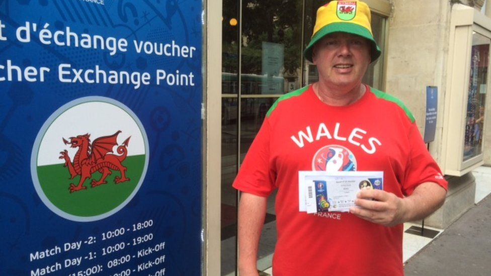 Euro 2016: No Paris stadium 'hoodoo', say Wales fans - BBC News