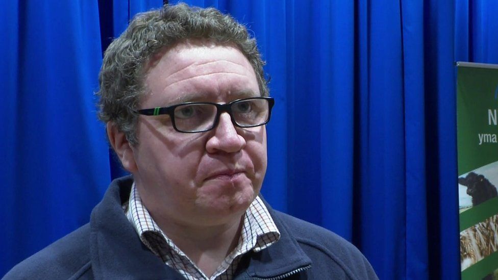 Angen 'dechrau eto' gyda'r Cynllun Ffermio Cynaliadwy - BBC Cymru Fyw