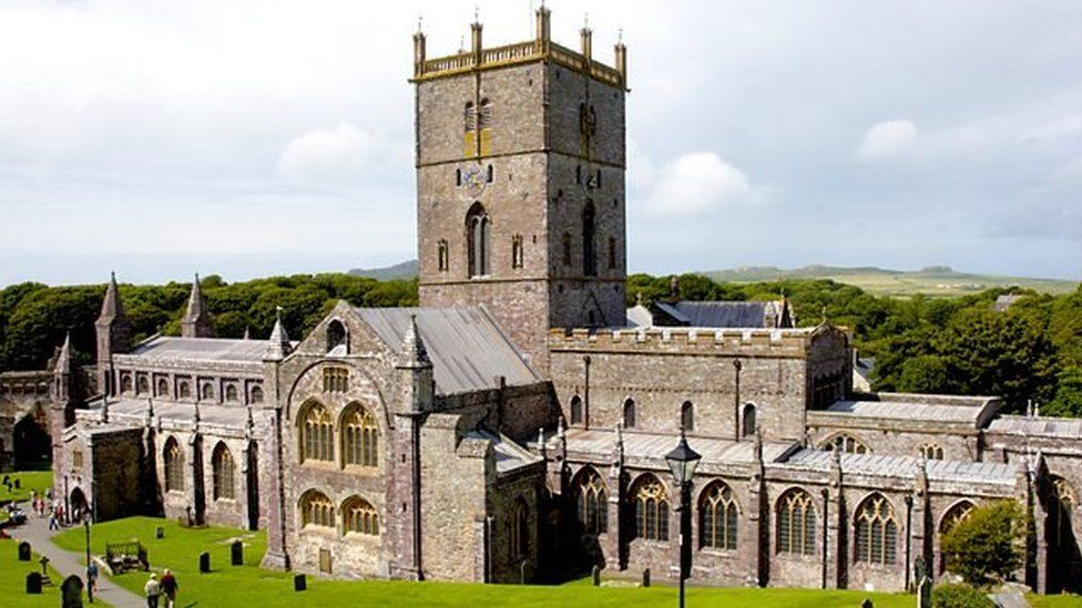 Parhau i drafod ethol Esgob Tyddewi am ail ddiwrnod - BBC Cymru Fyw