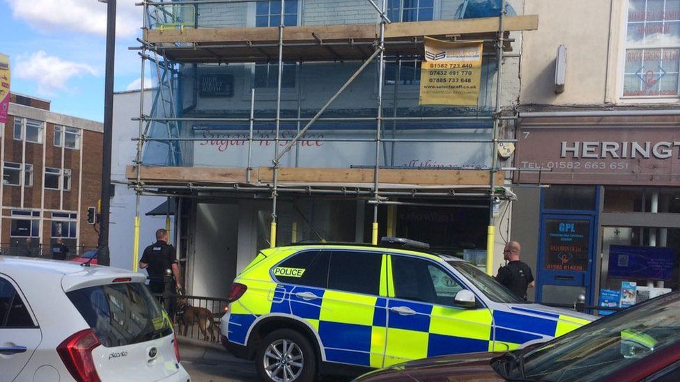 Man stabbed in leg outside Dunstable newsagent - BBC News