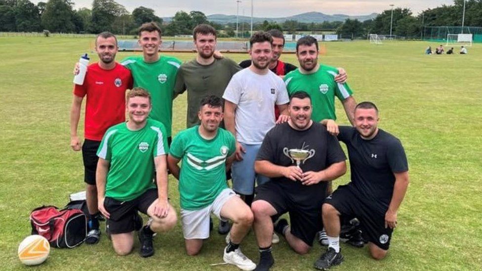 Defnyddio 'pŵer pêl-droed' i wella iechyd meddwl cefn gwlad - BBC Cymru Fyw