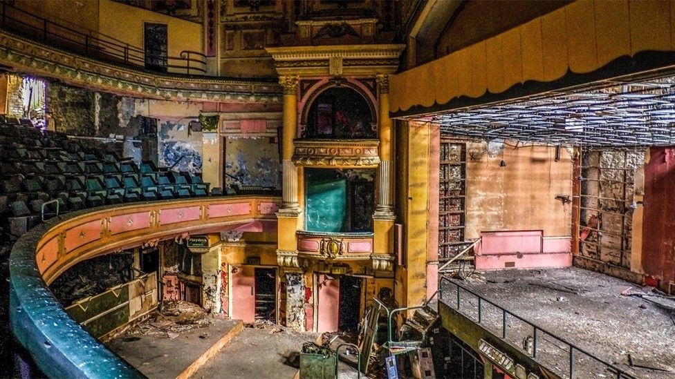 Run-down Burnley Empire Theatre 'can be saved' - BBC News