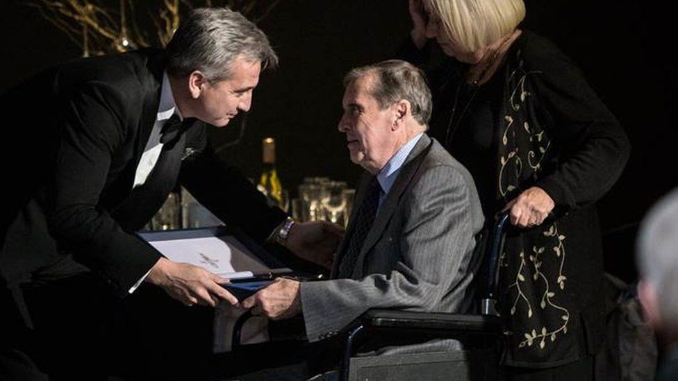 Mike Langley Foundation set up to help young pilots - BBC News