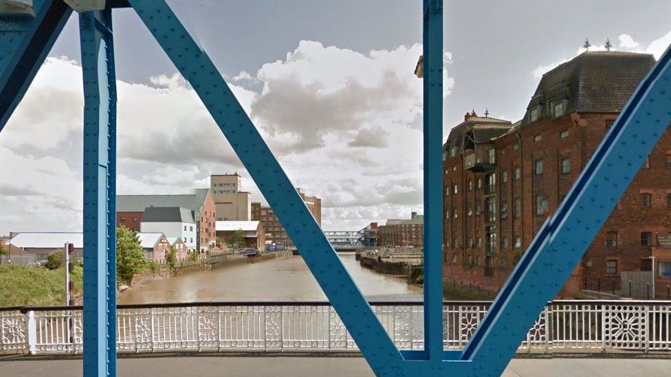 Woman stuck waist-deep in River Hull mudbank rescued - BBC News