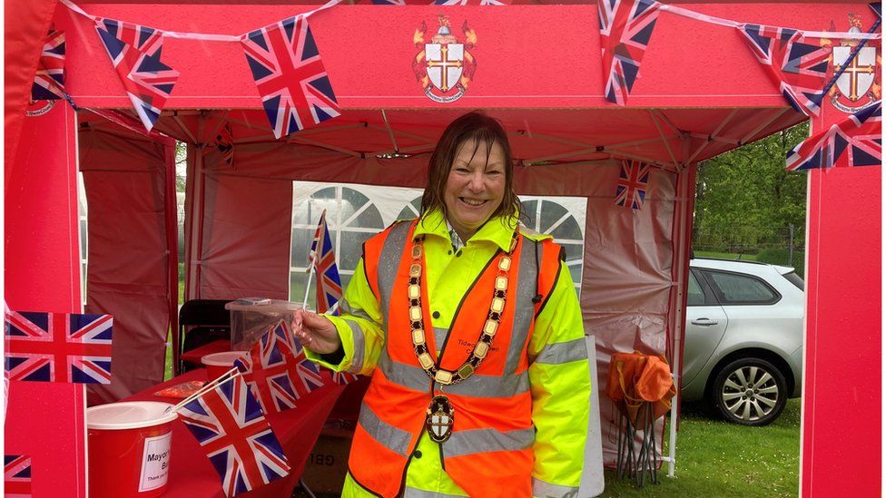 Tidworth braves the rain to watch King's Coronation - BBC News