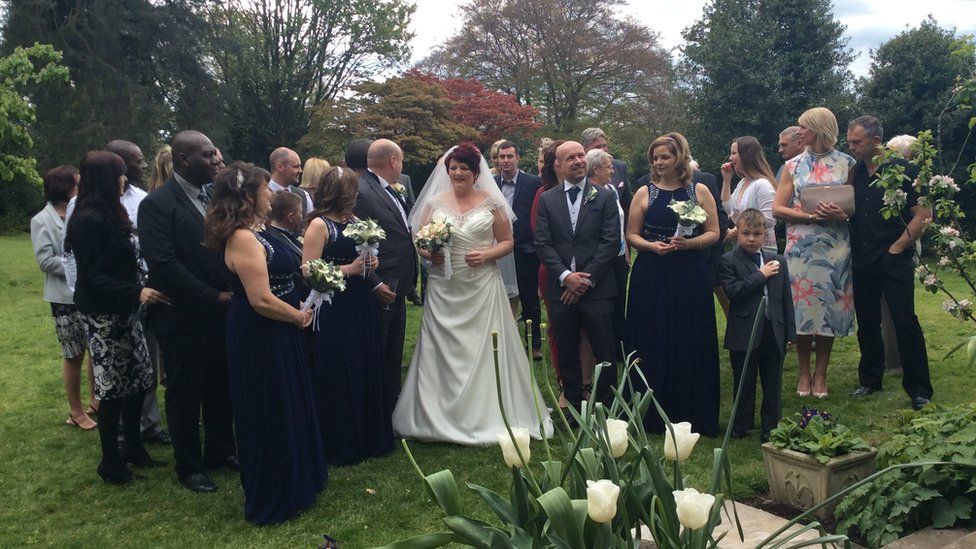 Terminal cancer mum Sarah Lowndes marries partner - BBC News