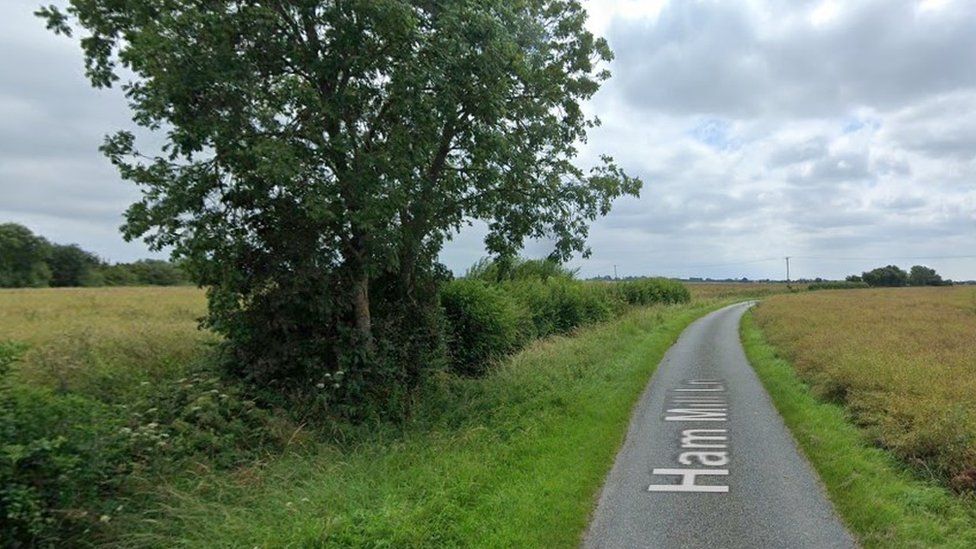 Man killed as car ends up in ditch on Romney Marsh - BBC News