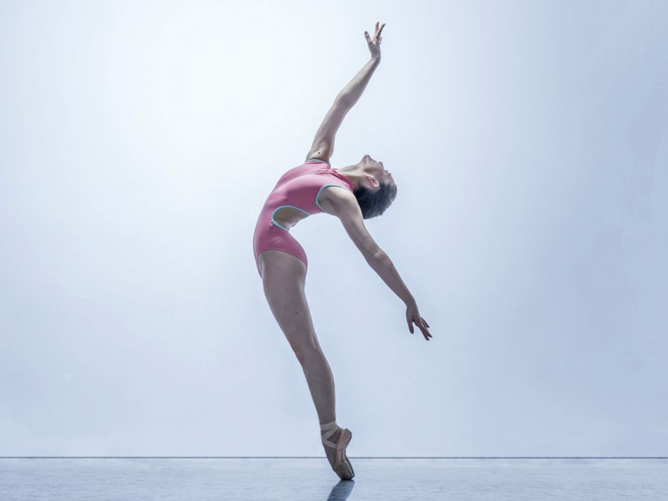 Ex-dancers describe body-shaming at top ballet schools - BBC News