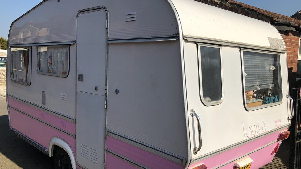 'I painted my terraced house bright pink' - BBC News