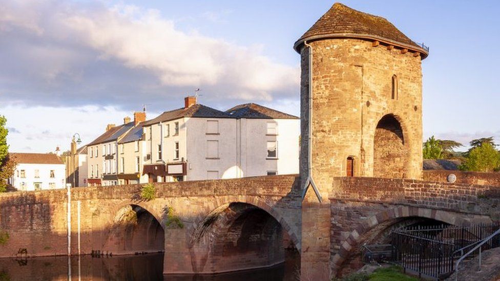 Trefynwy: Oedi i gynllun addysg Gymraeg am flwyddyn - BBC Cymru Fyw