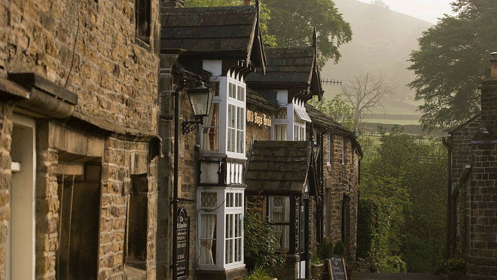 Peak District villagers to star in Edale-set crime movie - BBC News