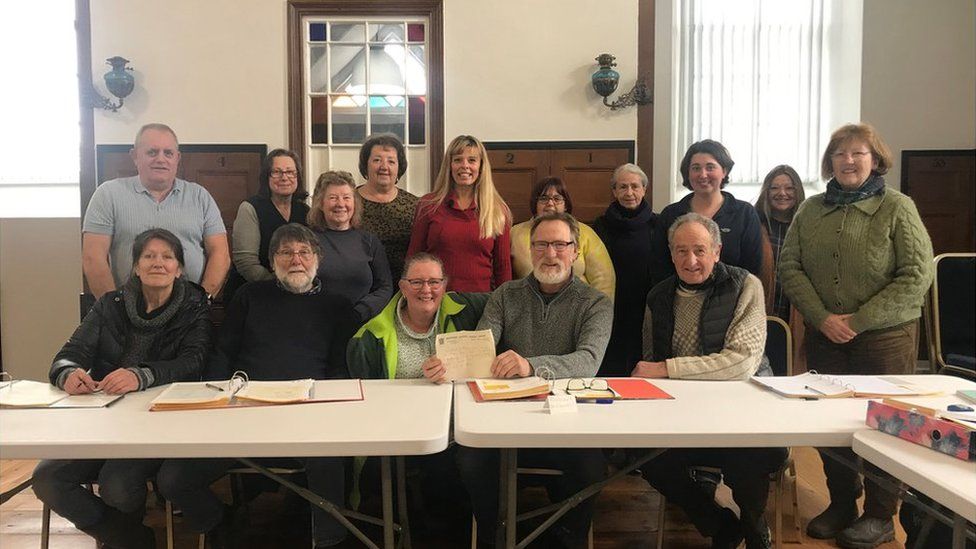 Dosbarth dysgwyr yn helpu datrys dirgelwch nodyn o 1960 - BBC Cymru Fyw