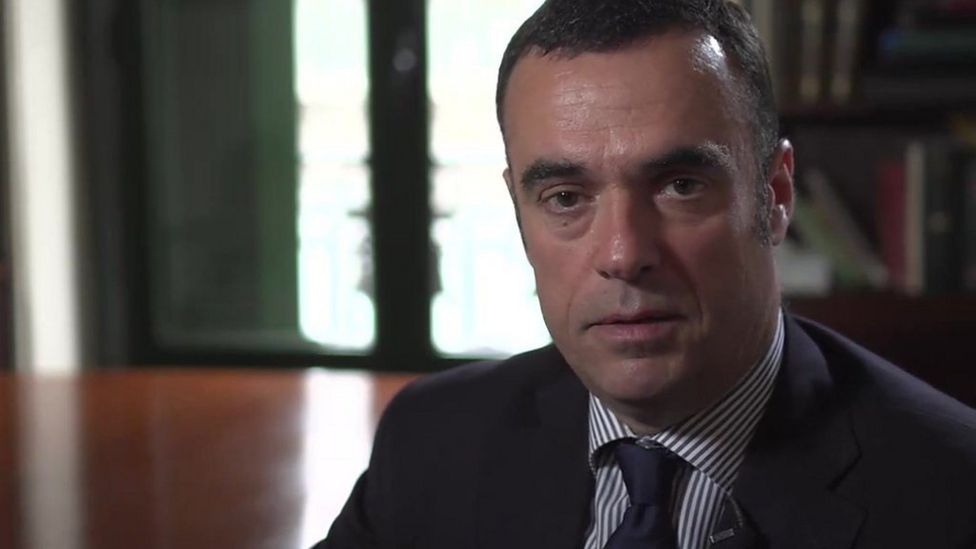 Spain's Basques form human chain calling for independence vote - BBC News