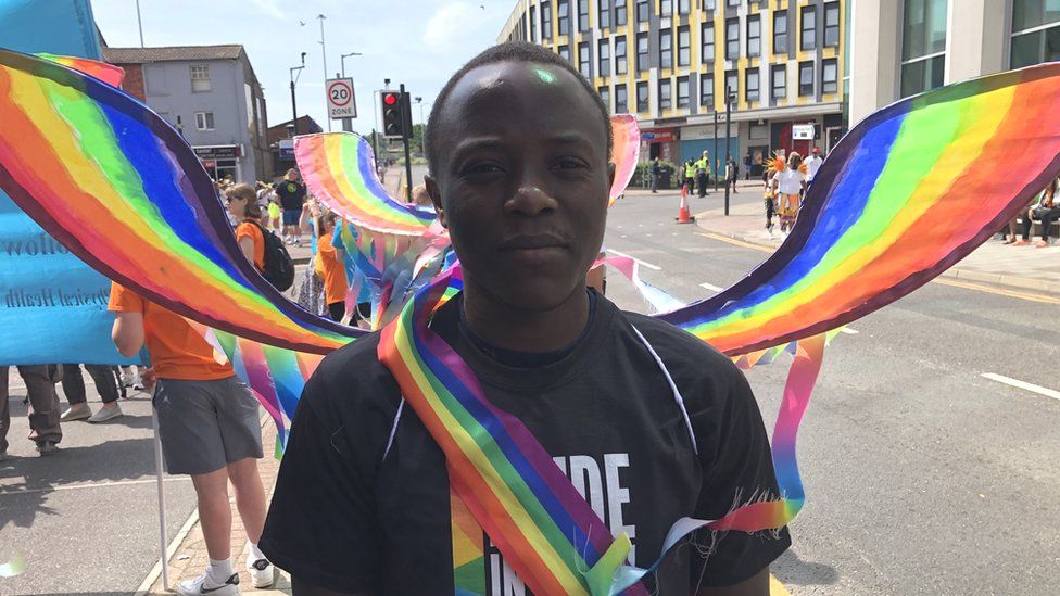Luton carnival: Thousands line streets to 'showcase' culture - BBC News