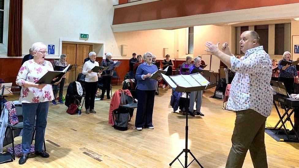 Choirs in Scotland return for socially-distanced singing - BBC News